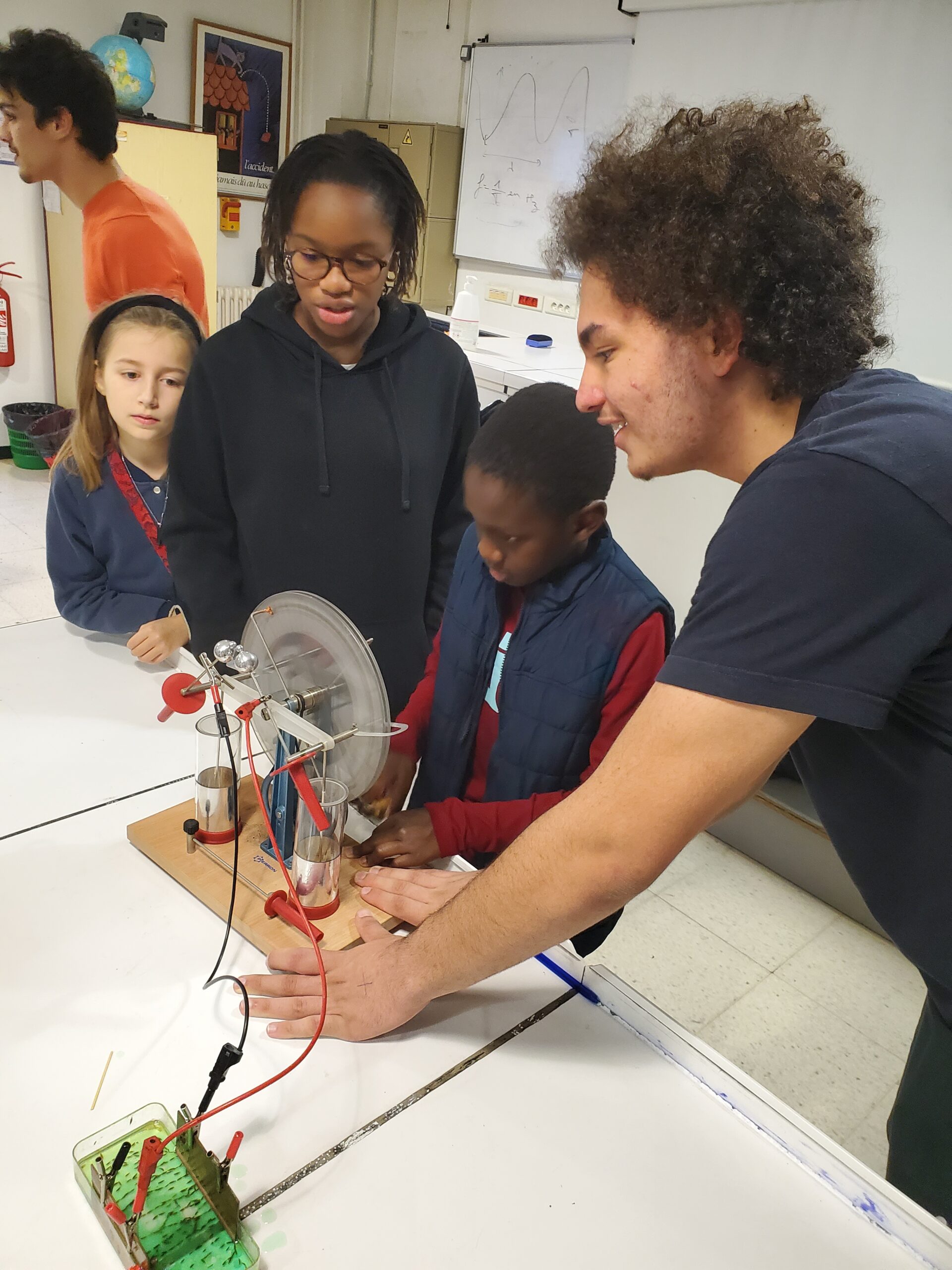LA FETE DE LA SCIENCE AU LIAD AVEC LES CM1 ET LES CM2 DE LA PEH - Ecole MLF d'Alger